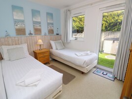 2 quartos, com decoração personalizada, com mobília individualizada 