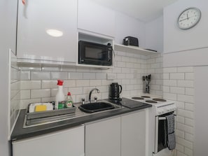 Um frigorífico, uma chaleira elétrica, uma torradeira