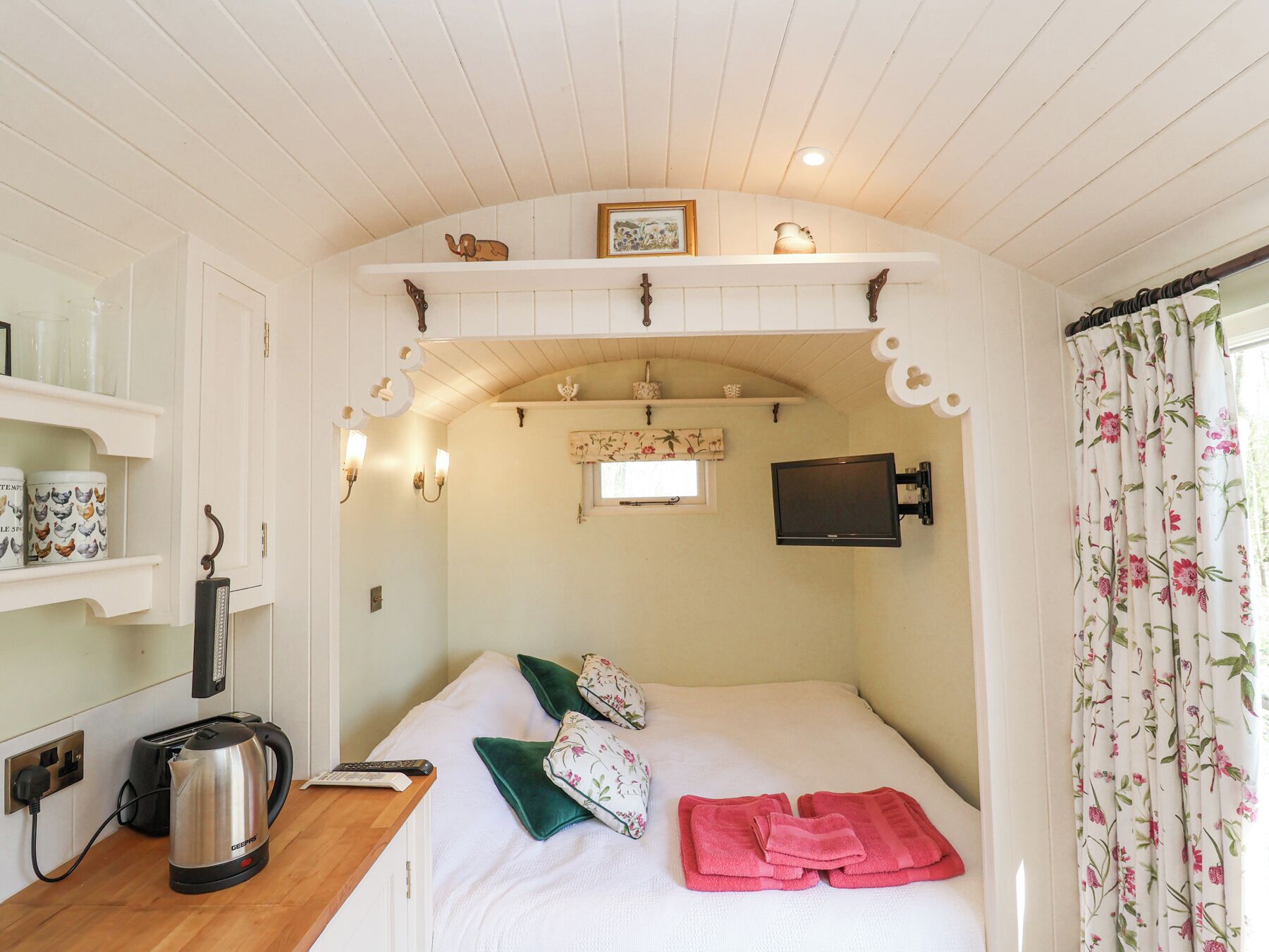 1 quarto, com decoração personalizada, com mobília individualizada 