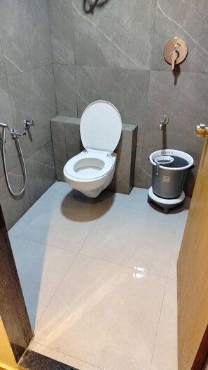 Quarto Clássico com Cama de Casal | Casa de banho | Um polibã, chinelos, toalhas fornecidas, sabão 