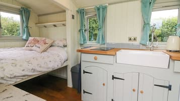 1 quarto, com decoração personalizada, com mobília individualizada