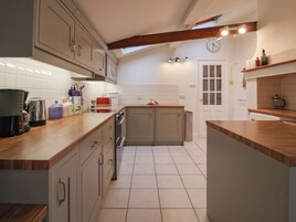 Um frigorífico, uma máquina de lavar louça, uma chaleira elétrica 