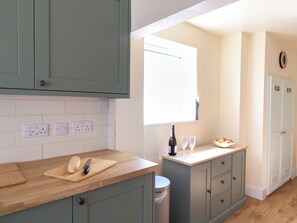 Geladeira, lava-louças, chaleira elétrica, torradeira