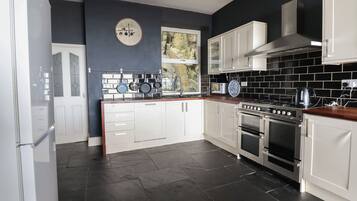 Um frigorífico, uma máquina de lavar louça, uma chaleira elétrica