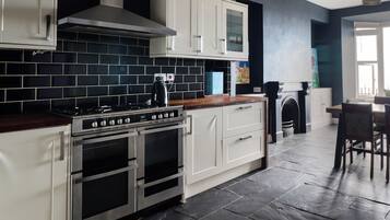 Um frigorífico, uma máquina de lavar louça, uma chaleira elétrica