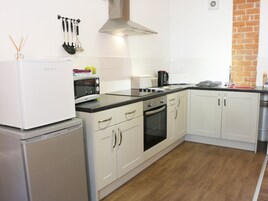 Geladeira, chaleira elétrica, talheres/pratos/utensílios de cozinha