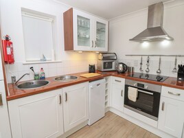 Geladeira, lava-louças, chaleira elétrica, torradeira