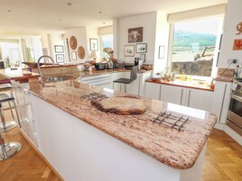 Um frigorífico, uma máquina de lavar louça, uma chaleira elétrica 