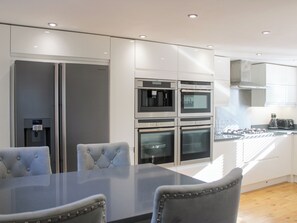 Casa de Campo | Cozinha privada | Uma máquina de lavar louça, utensílios de cozinha 