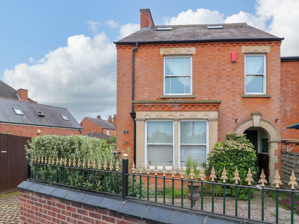 Peak House - Newark-on-Trent