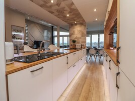 Geladeira, lava-louças, chaleira elétrica, torradeira