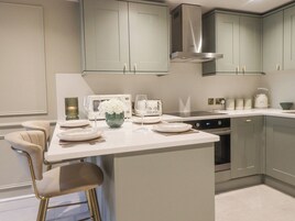 Um frigorífico, uma máquina de lavar louça, uma chaleira elétrica 