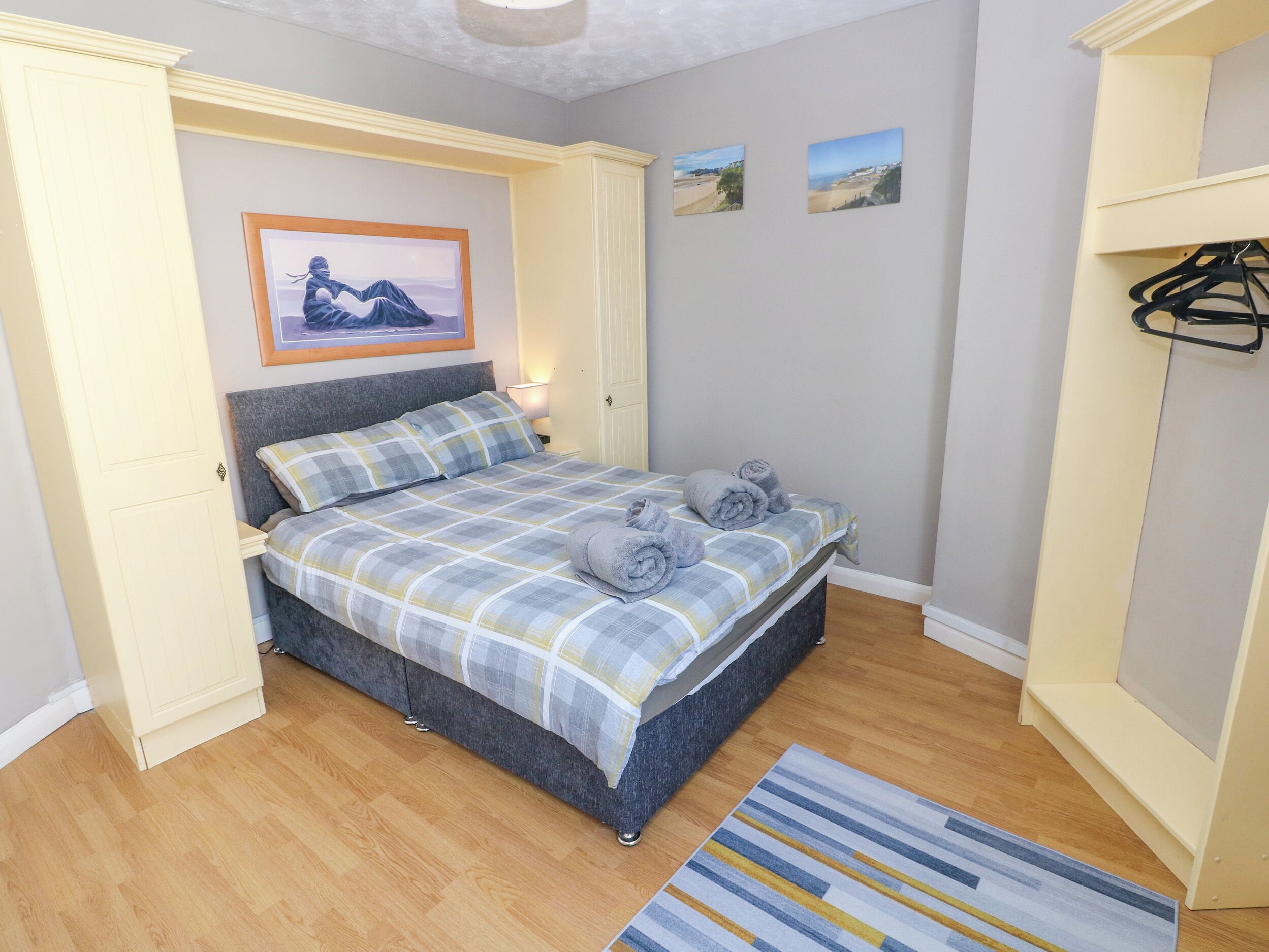 2 quartos, com decoração personalizada, com mobília individualizada 