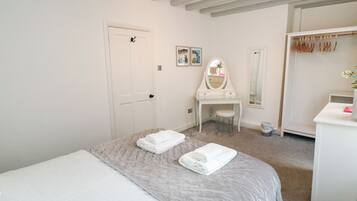 2 quartos, individualmente decorados, individualmente mobiliados