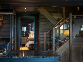 4 quartos, com decoração personalizada, com mobília individualizada 