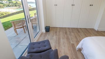 2 quartos, com decoração personalizada, com mobília individualizada