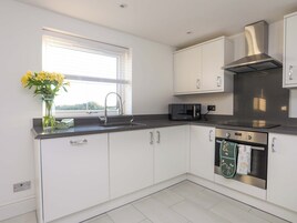 Um frigorífico, uma chaleira elétrica, uma torradeira 