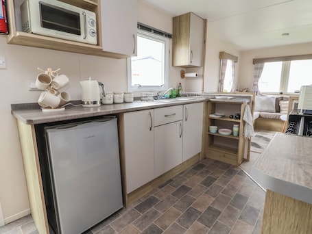 Um frigorĆfico, uma chaleira elĆ©trica, uma torradeira