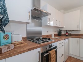 Um frigorífico, uma máquina de lavar louça, uma chaleira elétrica 