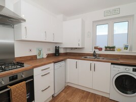 Geladeira, lava-louças, chaleira elétrica, torradeira