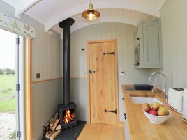 Um frigorífico, uma chaleira elétrica, uma torradeira 