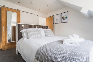 2 quartos, com decoração personalizada, com mobília individualizada 