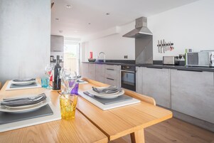 Um frigorífico, uma máquina de lavar louça, uma chaleira elétrica 