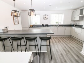 Uma máquina de lavar louça, utensílios de cozinha 