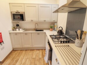 Geladeira, lava-louças, chaleira elétrica, torradeira