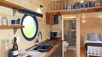 2 quartos, com decoração personalizada, com mobília individualizada