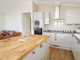 Um frigorífico, uma máquina de lavar louça, uma chaleira elétrica 