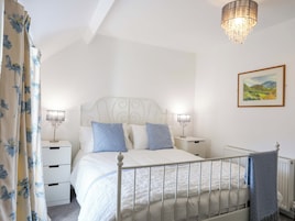 1 quarto, com decoração personalizada, com mobília individualizada 
