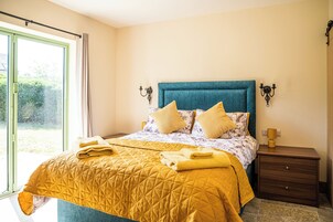 2 quartos, com decoração personalizada, com mobília individualizada 