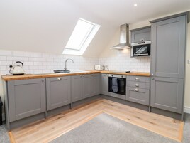 Um frigorífico, uma máquina de lavar louça, uma chaleira elétrica 