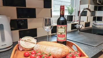 Um frigorífico, uma máquina de lavar louça, uma chaleira elétrica