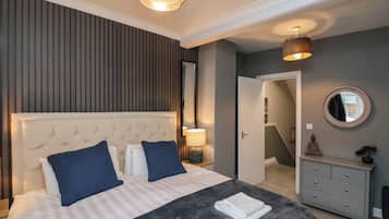 8 quartos, com decoração personalizada, com mobília individualizada