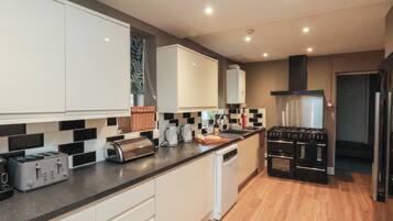 Um frigorífico, uma máquina de lavar louça, uma chaleira elétrica