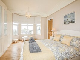 2 quartos, com decoração personalizada, com mobília individualizada 