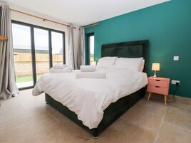 3 quartos, com decoração personalizada, com mobília individualizada 