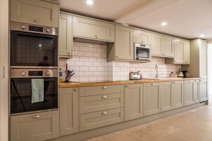 Um frigorífico, uma máquina de lavar louça, uma chaleira elétrica 