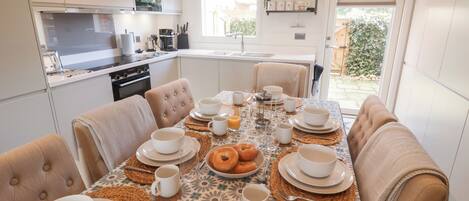 Um frigorífico, uma chaleira elétrica, uma torradeira