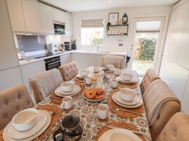 Um frigorífico, uma chaleira elétrica, uma torradeira 