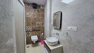 Quarto Triplo de Luxo | Secretária, secretária adequada para computadores portáteis