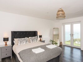 4 quartos, com decoração personalizada, com mobília individualizada 