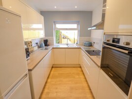 Um frigorífico, uma máquina de lavar louça, uma chaleira elétrica