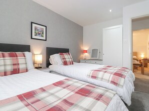 2 quartos, individualmente decorados, individualmente mobiliados