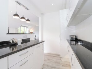 Geladeira, lava-louças, chaleira elétrica, torradeira