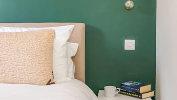 1 quarto, com decoração personalizada, com mobília individualizada
