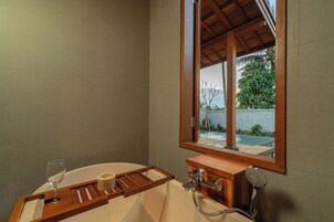 Villa de Luxo, vista para a piscina | Casa de banho | Um polibã e uma banheira separados, um secador de cabelo, roupões 