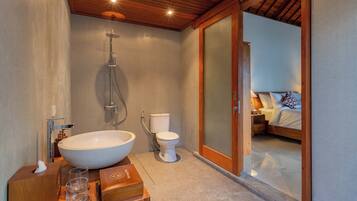 Villa de Luxo, vista para a piscina | Casa de banho | Um polibã e uma banheira separados, um secador de cabelo, roupões